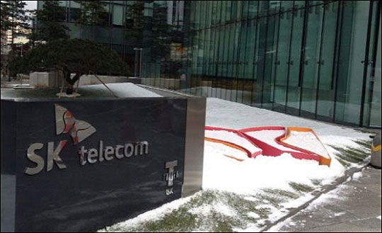SKT, 13년만 이통 점유율 50% 깨져..."45만 회선 직권해지 때문"