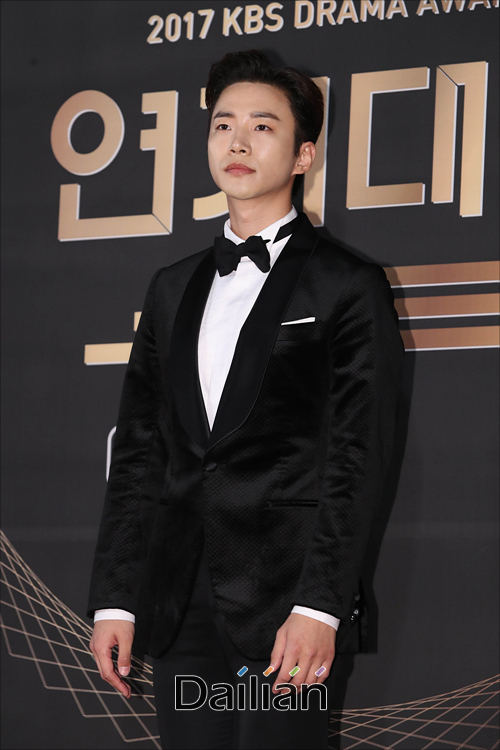 '2017 KBS 연기대상' 포즈 취하는 2PM 준호