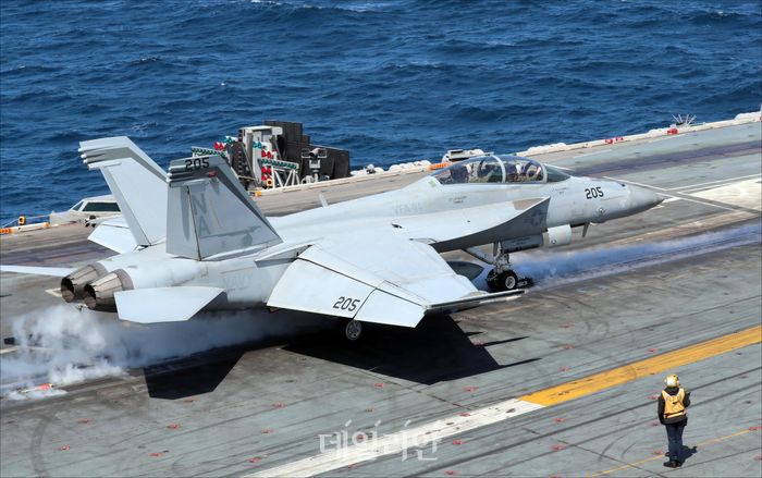 이륙하는 영화 '탑건' 그 전투기 F/A-18F 슈퍼호넷