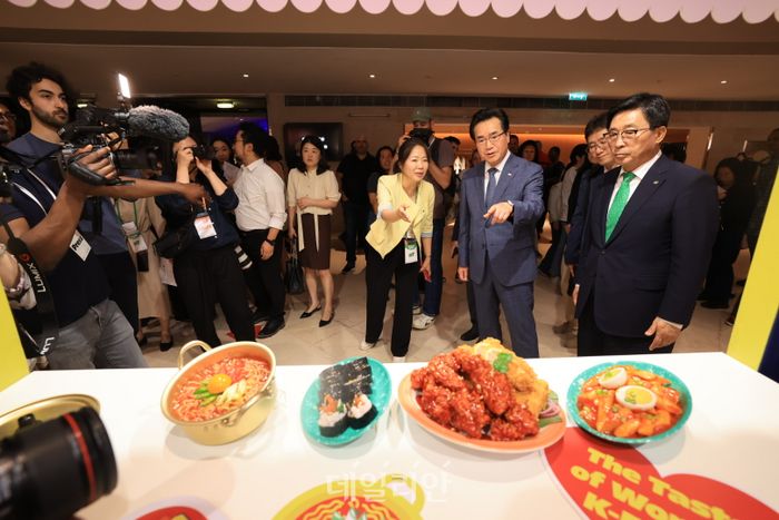 K-푸드, 파리 루브르서 열광…“94만 달러 MOU 성과”