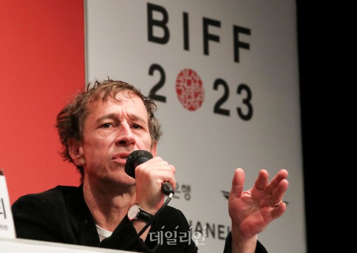 답변하는 베르트랑 보넬로 감독[28th BIFF]