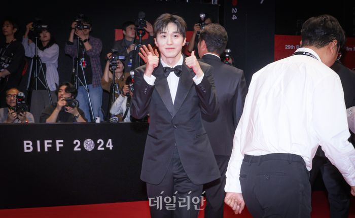 찬희, 뒤돌아 엄지척[29th BIFF]