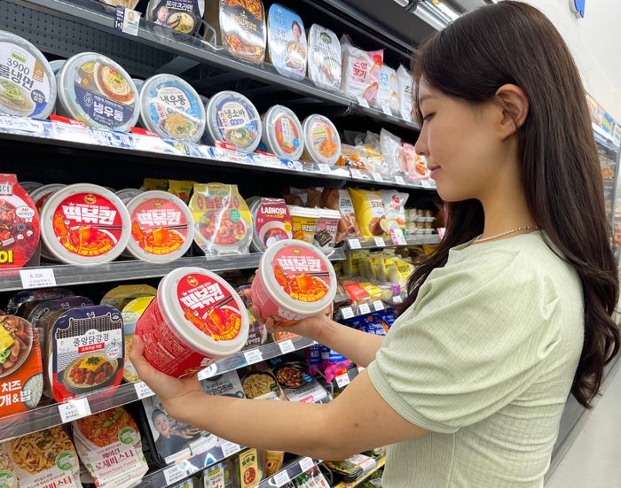 GS25, '떡볶퀸'과 떡볶이 RMR 시리즈 공동 개발…라인업 강화