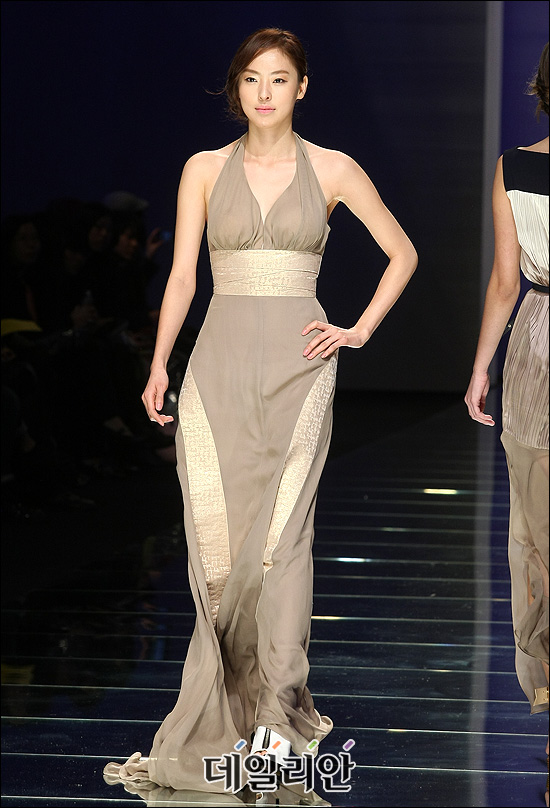 [포토]이다희, 패션쇼 워킹 '주위 기죽인 황금비율 몸매'