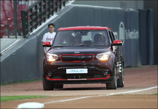 쏘울 자율주행차 타고 야구장 등장한 시구자