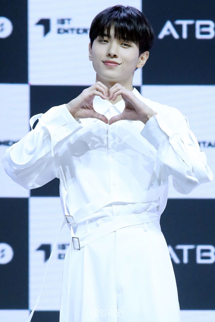 ATBO 류준민 '사랑스런 손하트'