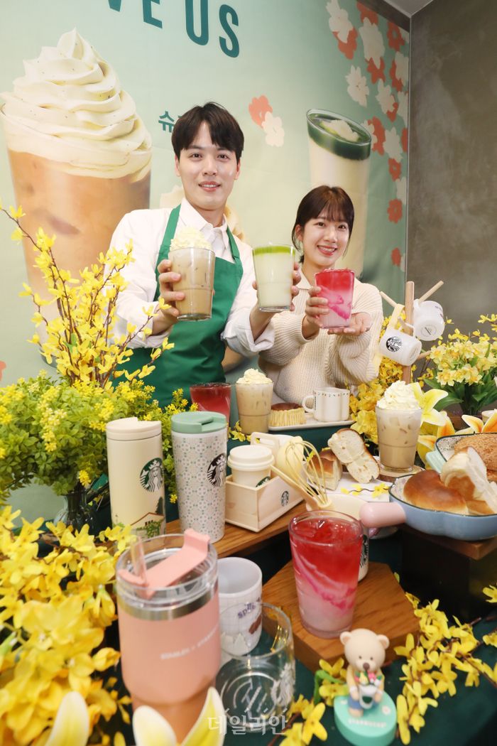 스타벅스, '새 봄 음료'와 함께 '슈크림 라떼' 출시