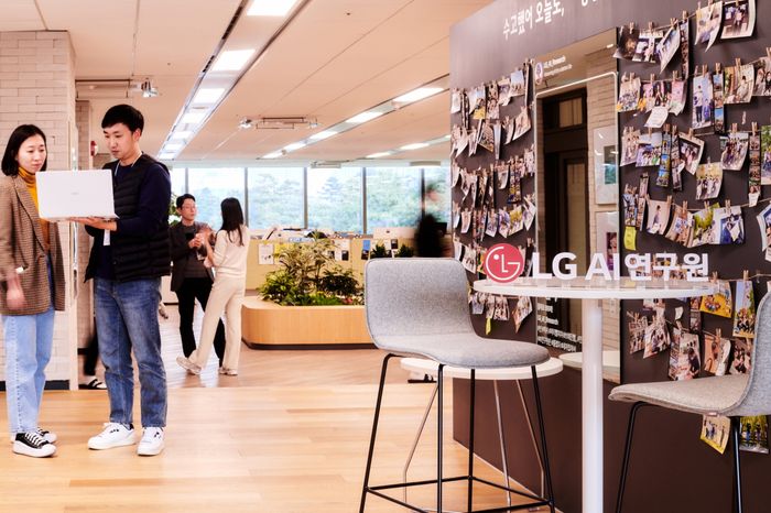 LG, 정확도·전문성 높인 '전문가 AI'로 챗GPT와 차별화 꾀한다