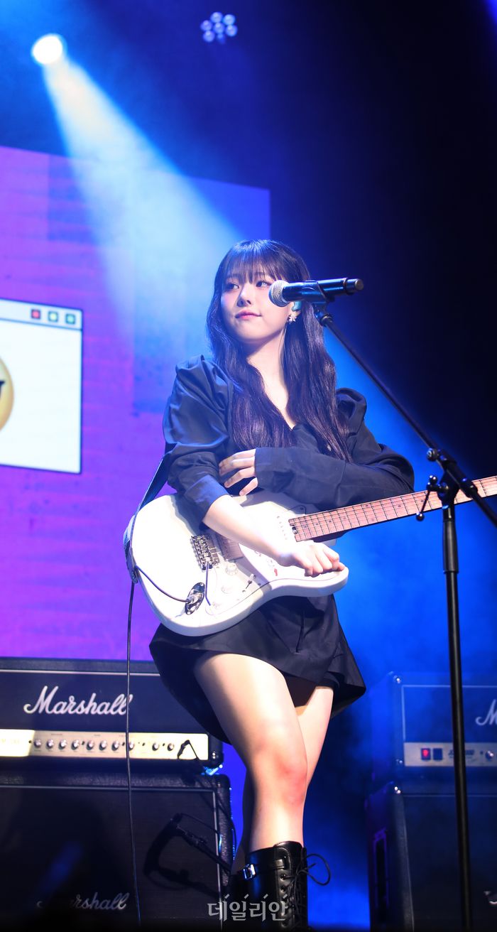 QWER 히나, 미모에서 빛이나