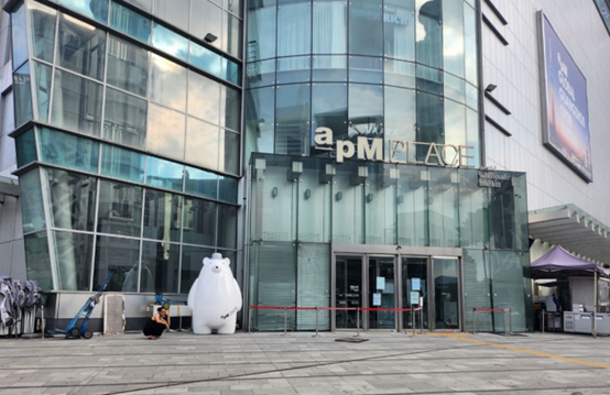 한국apM그룹 마스코트 신사곰, apM PLACE 등장…新 핫스팟 등극