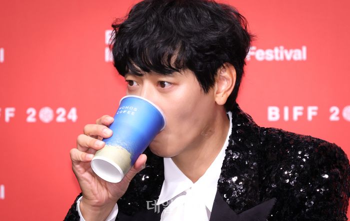 강동원, 종이컵으로 가려지는 얼굴[29th BIFF]