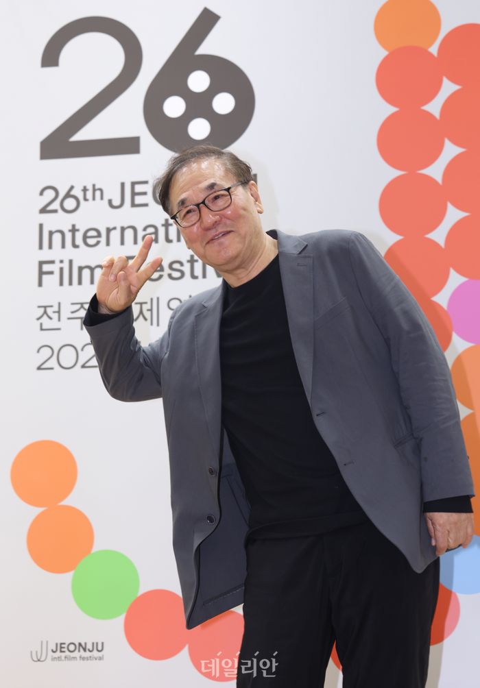 배창호 감독, 귀여운 포즈 [26th JIFF]